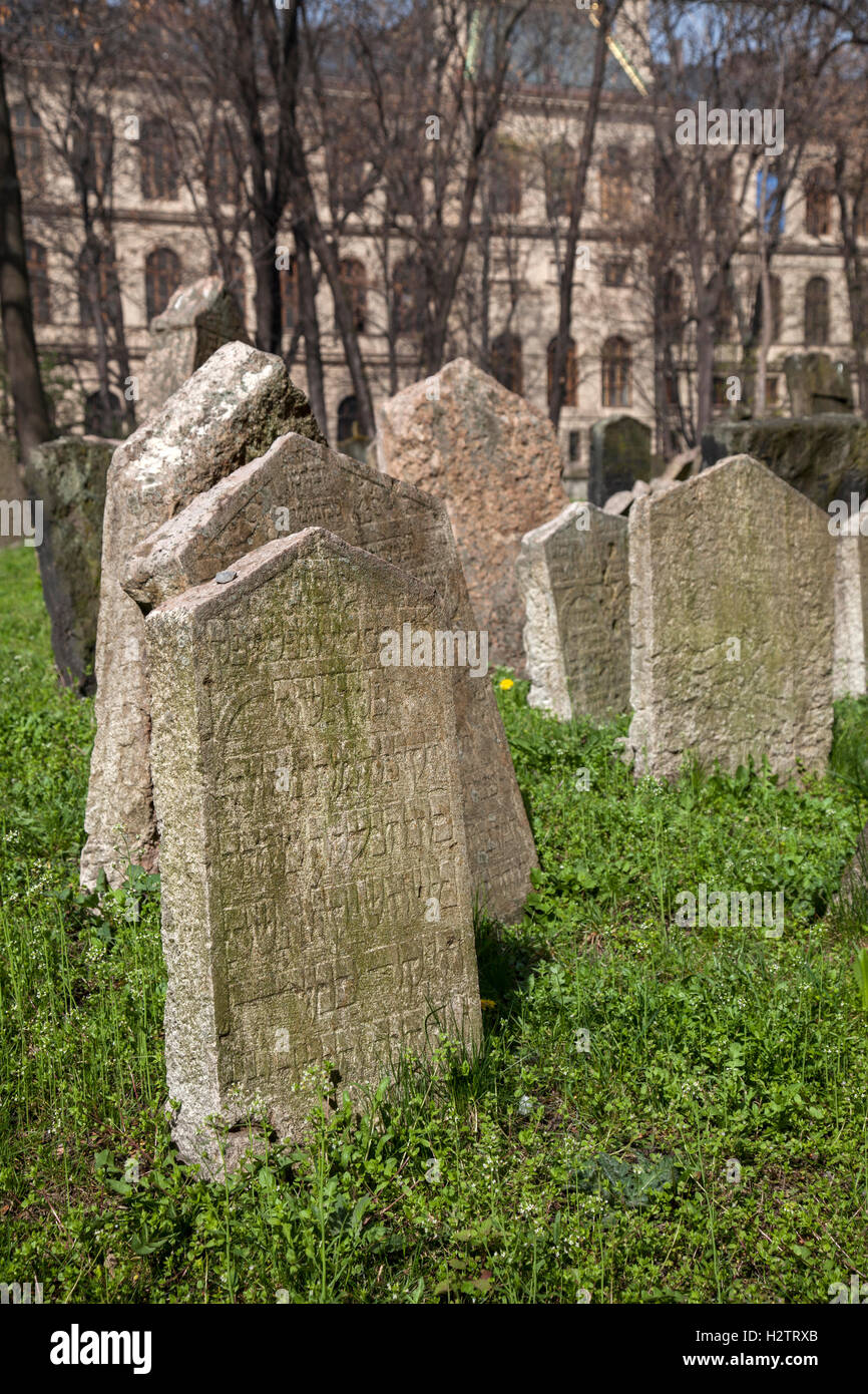 Old Jewish Cemetery graveyard Prague Stock Photo - Alamy