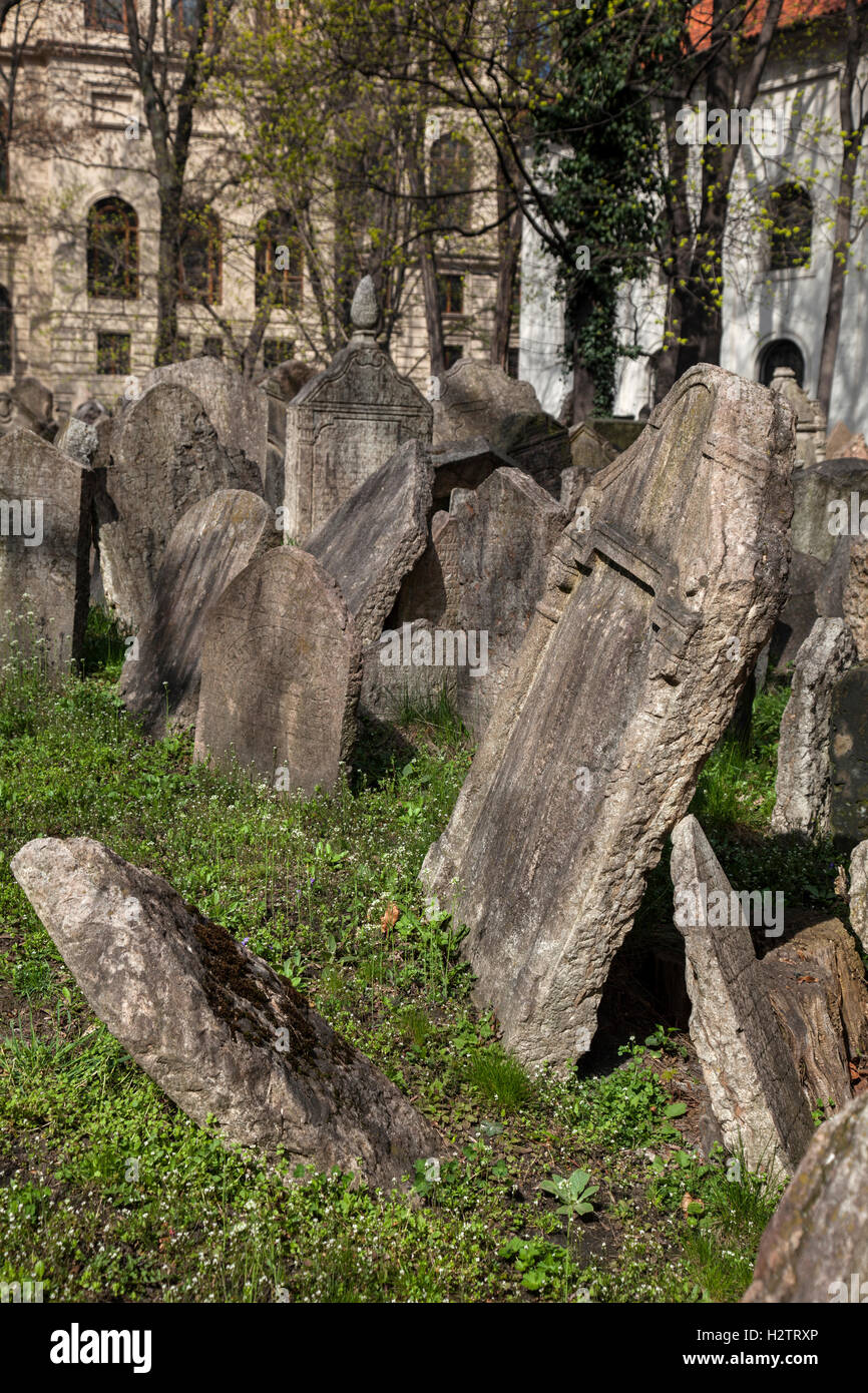 Old Jewish Cemetery graveyard Prague Stock Photo - Alamy