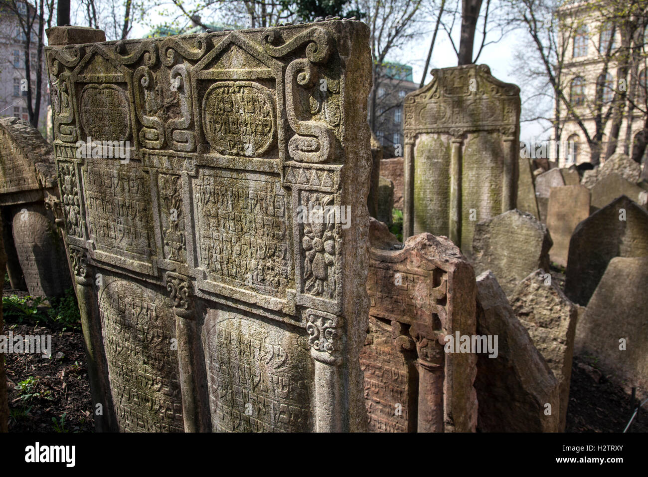 Old Jewish Cemetery graveyard Prague Stock Photo - Alamy