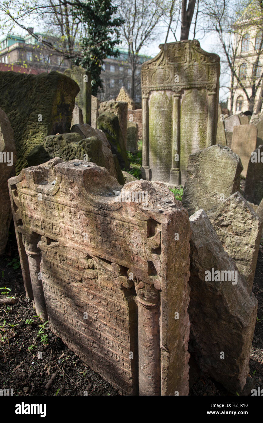 Old Jewish Cemetery graveyard Prague Stock Photo - Alamy
