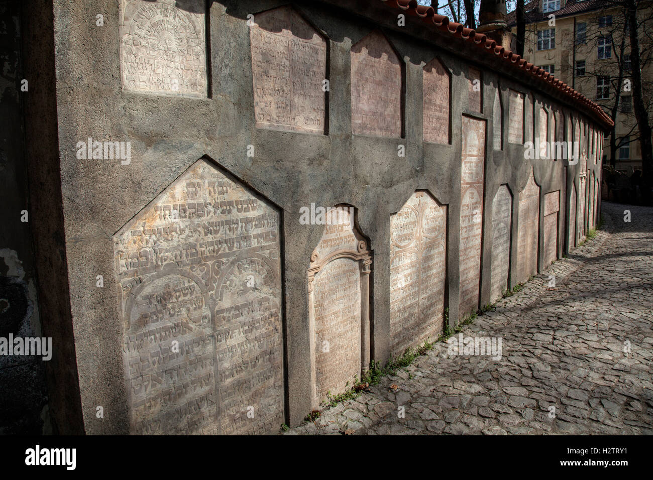Old Jewish Cemetery graveyard Prague Stock Photo - Alamy