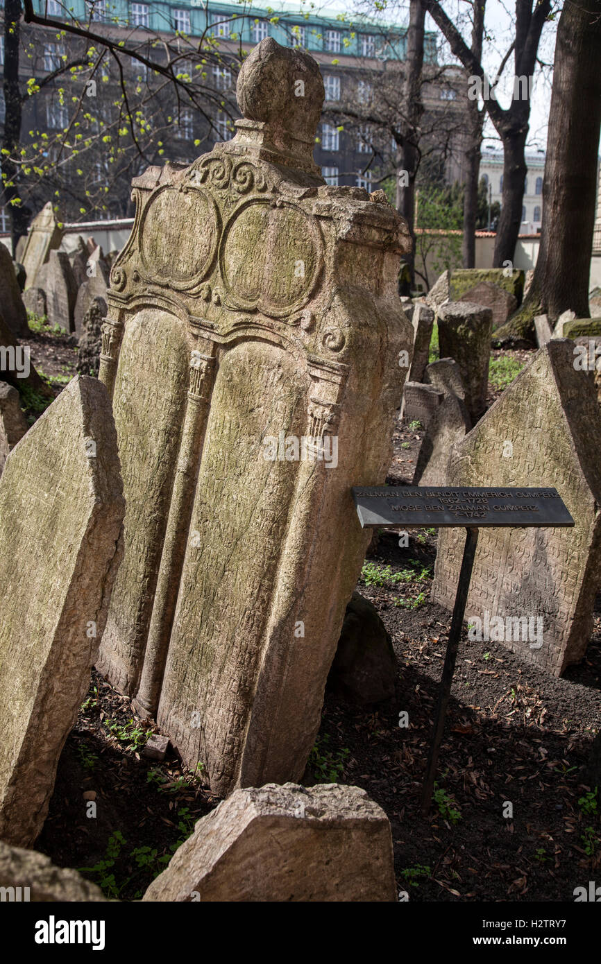 Old Jewish Cemetery graveyard Prague Stock Photo - Alamy