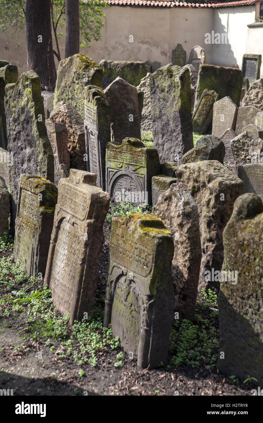 Old Jewish Cemetery graveyard Prague Stock Photo - Alamy