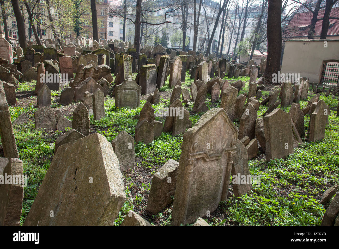 Old Jewish Cemetery graveyard Prague Stock Photo - Alamy