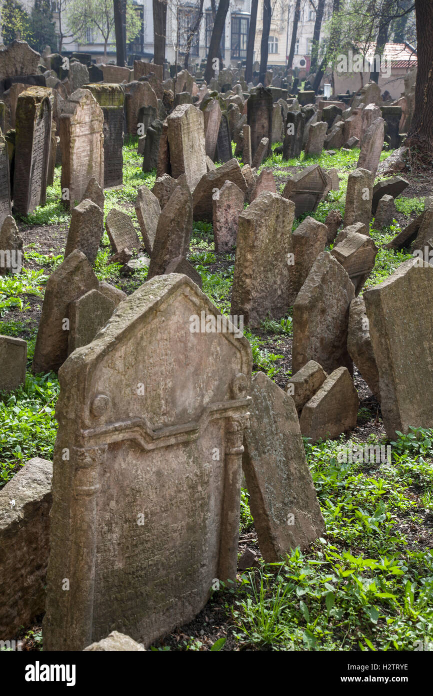 Old Jewish Cemetery graveyard Prague Stock Photo - Alamy
