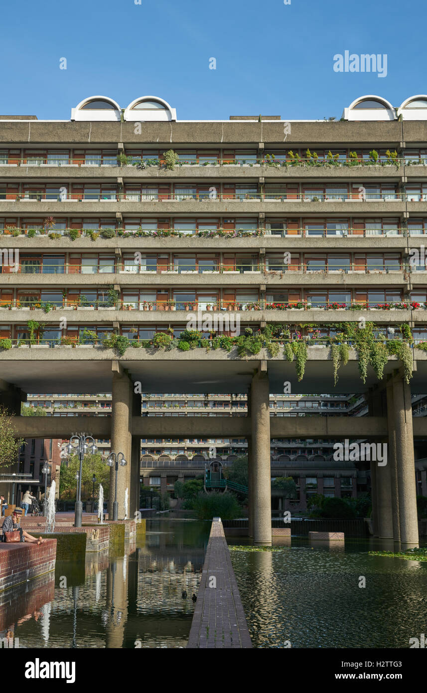 barbican centre, London, Concrete apartment block. modernist housing ...