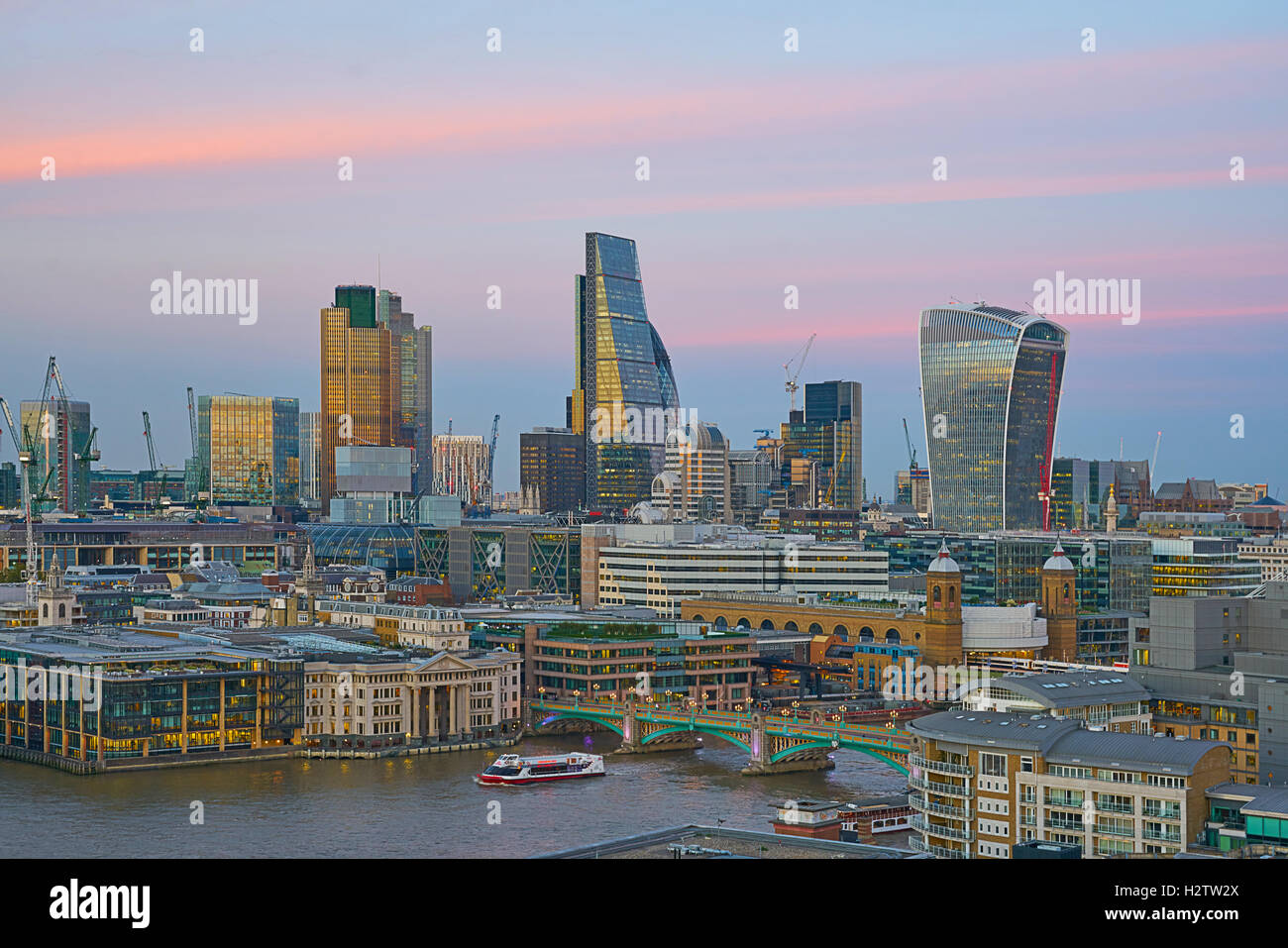 London financial district skyline hi-res stock photography and images ...