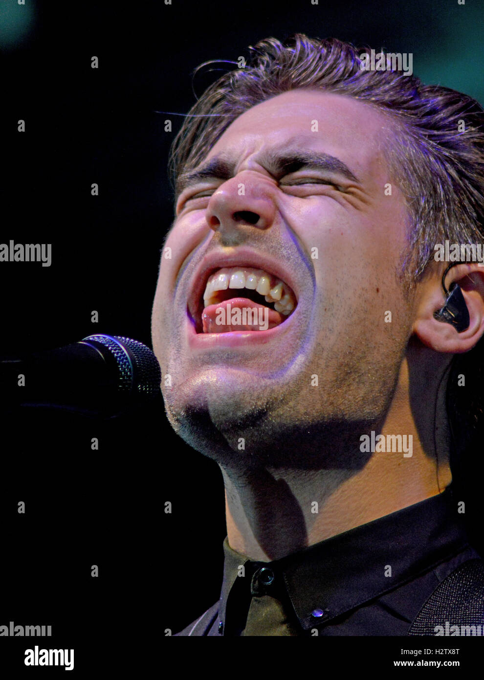 Busted performing live in concert after racing at Sandown Park ...