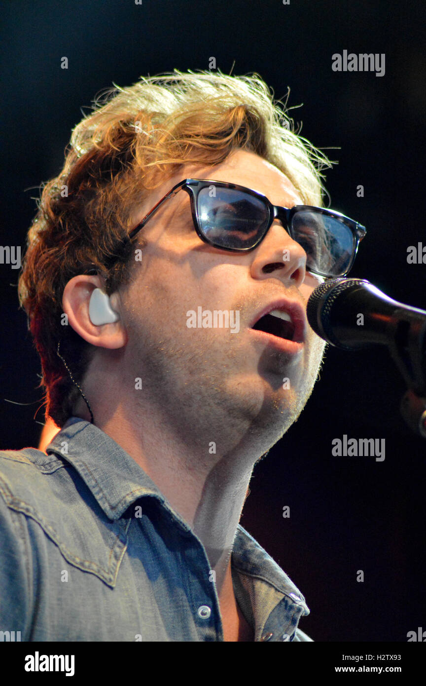 Busted performing live in concert after racing at Sandown Park ...