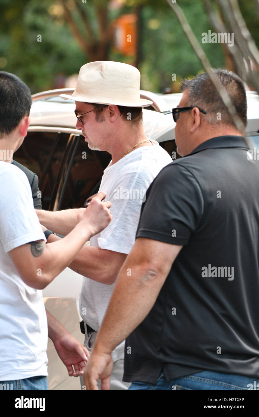 Brad Pitt poses for selfies with fans while out and about in Manhattan ...