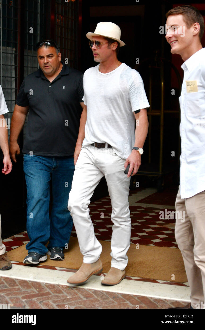 Brad pitt poses selfies fans hi-res stock photography and images - Alamy