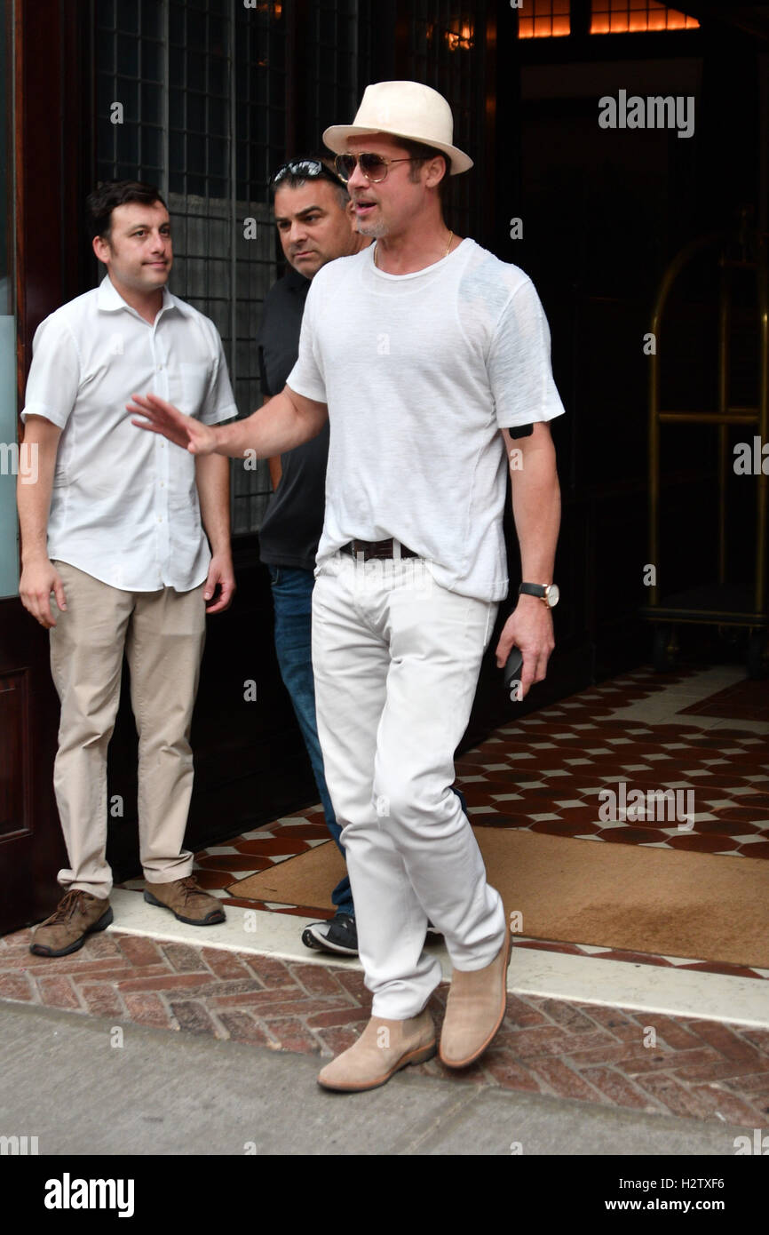 Brad Pitt poses for selfies with fans while out and about in Manhattan ...