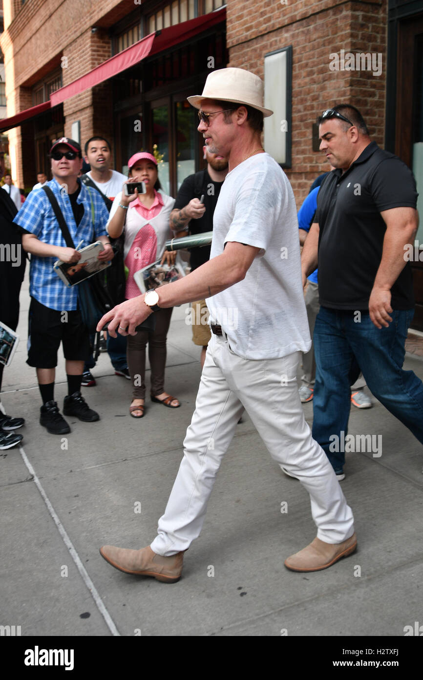 Brad Pitt poses for selfies with fans while out and about in Manhattan ...