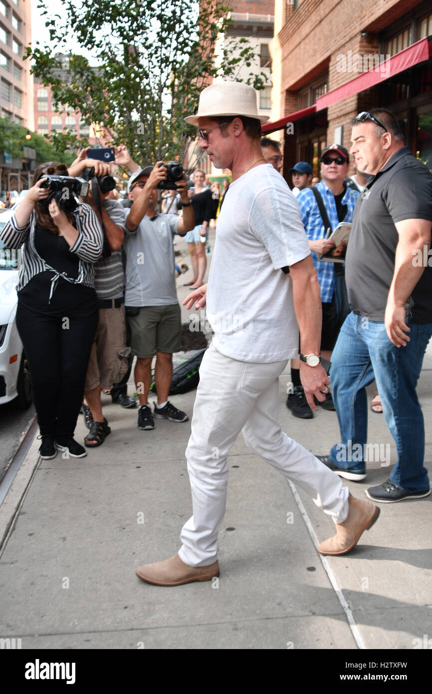 Brad Pitt poses for selfies with fans while out and about in Manhattan ...
