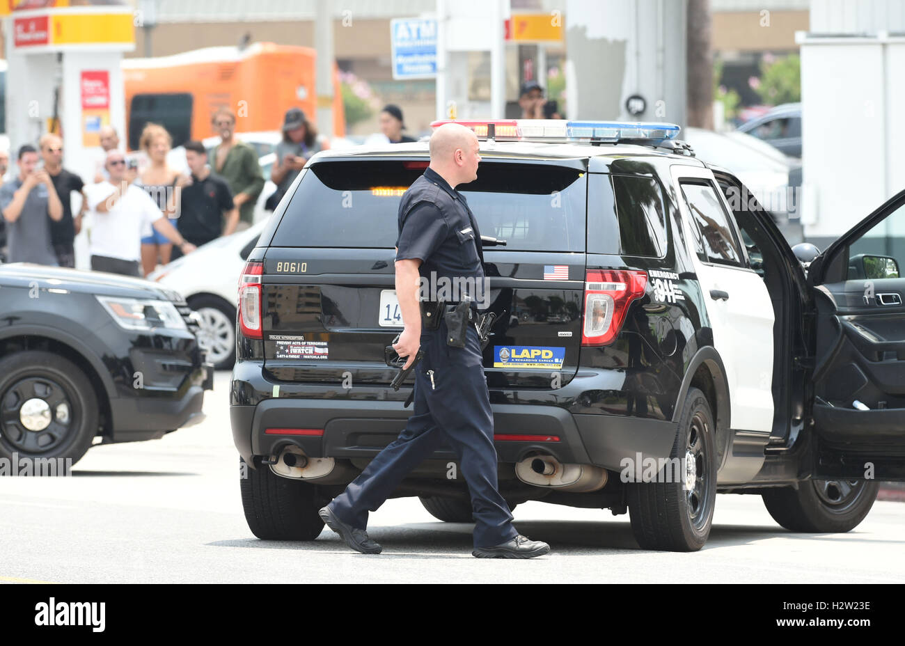LAPD officers make a felony arrest in Studio City after which the ...