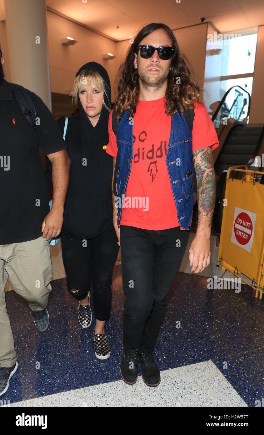 Kesha arrives at Los Angeles International Airport with boyfriend Brad ...