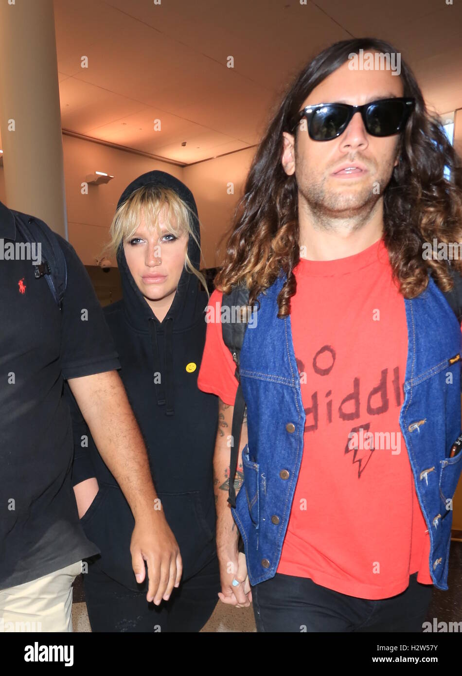 Kesha arrives at Los Angeles International Airport with boyfriend Brad ...