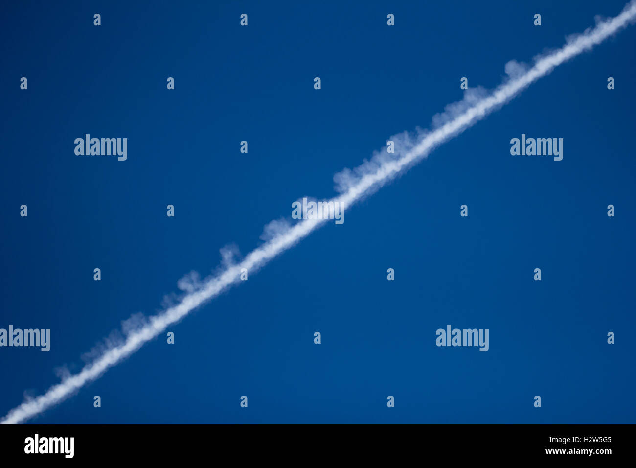 Intersect contrail hi-res stock photography and images - Alamy