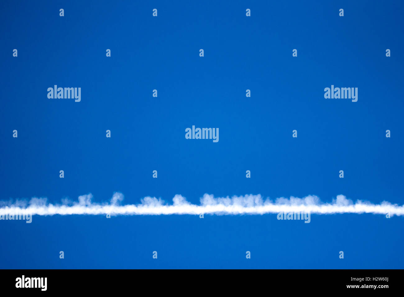 Intersect contrail hi-res stock photography and images - Alamy