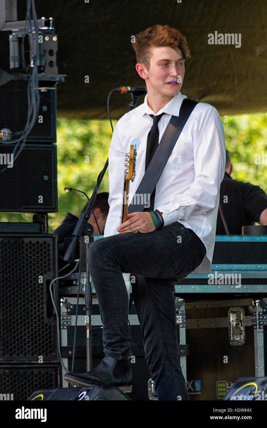 White eskimo band hi-res stock photography and images - Alamy