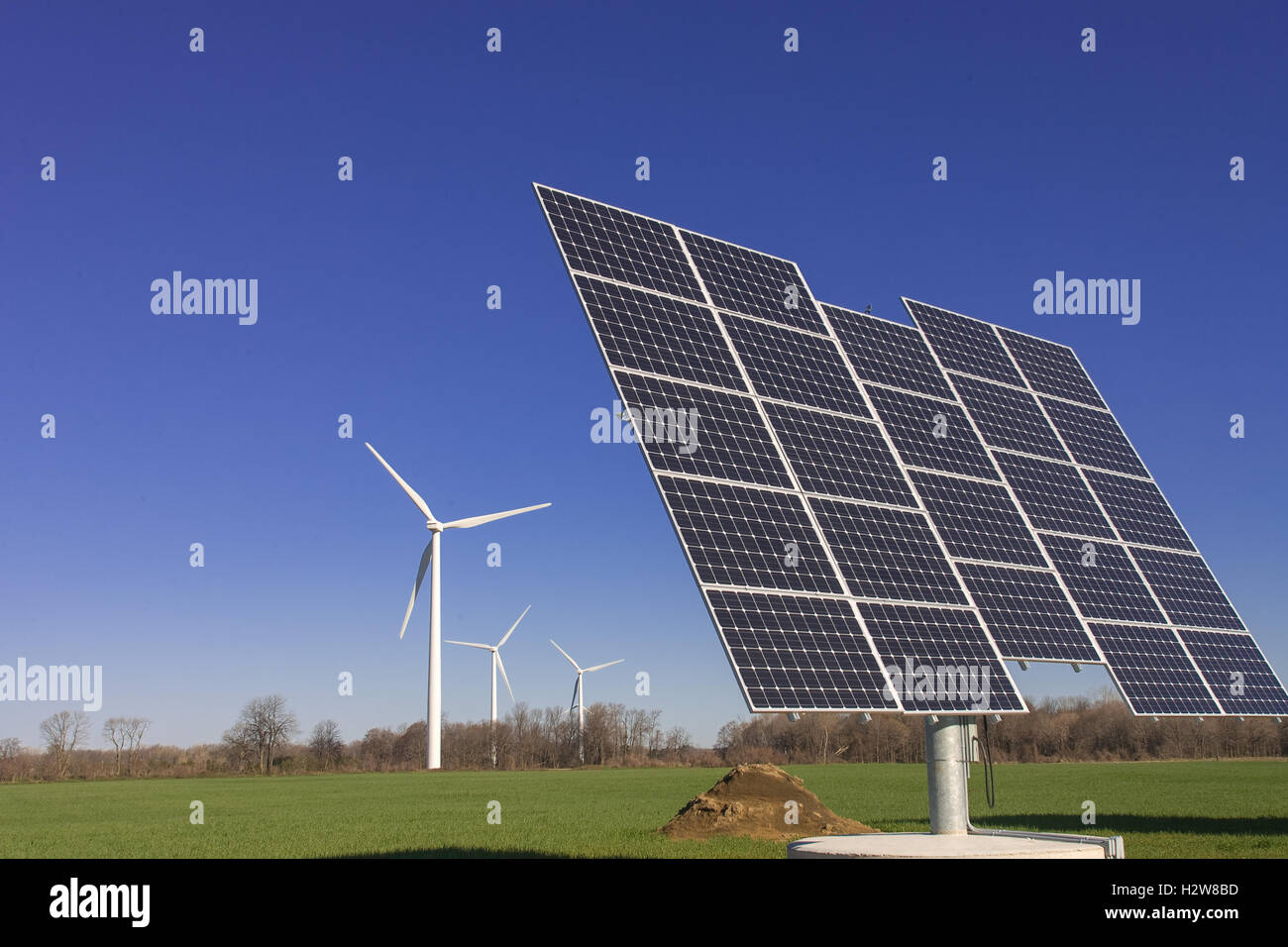 Solar farms hi-res stock photography and images - Alamy