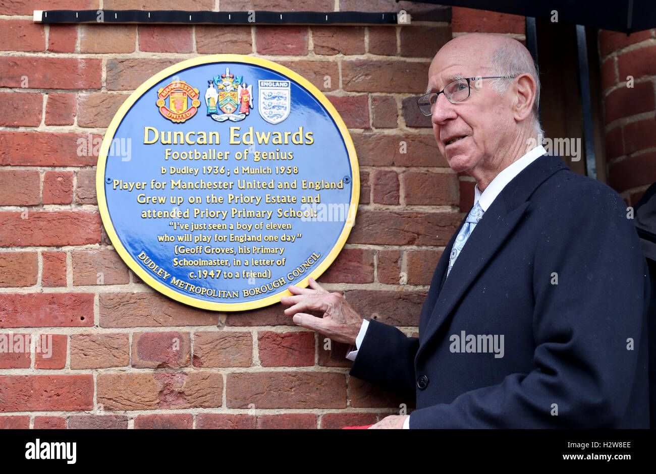 Sir Bobby Charlton unveils a tribute to Duncan Edwards at Priory Park ...