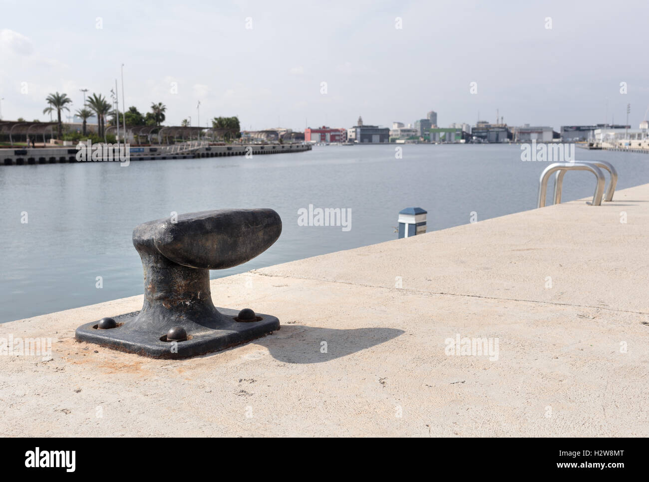 Marine mooring bollard hi-res stock photography and images - Alamy