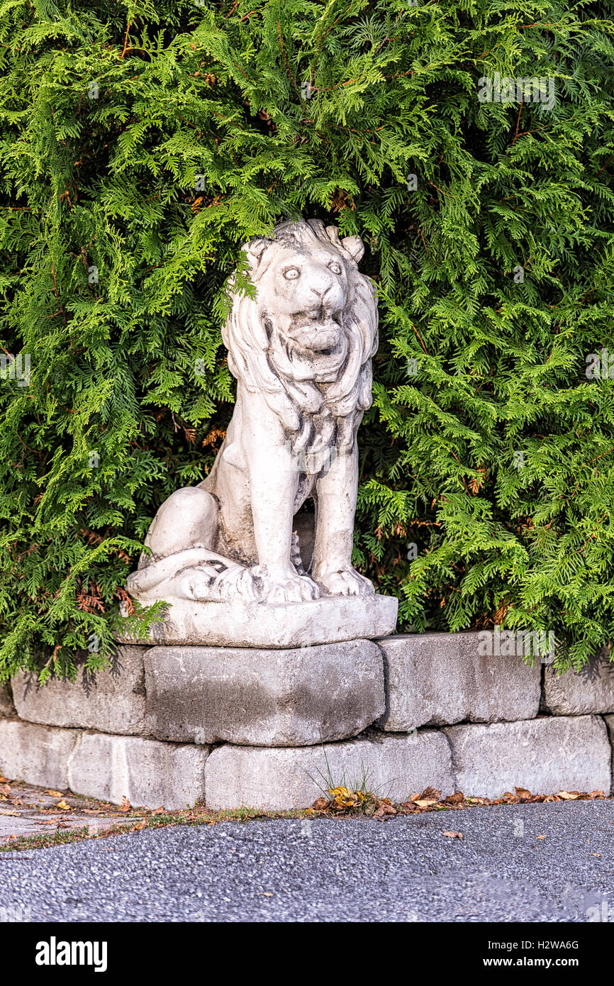 Concrete lion hi-res stock photography and images - Alamy