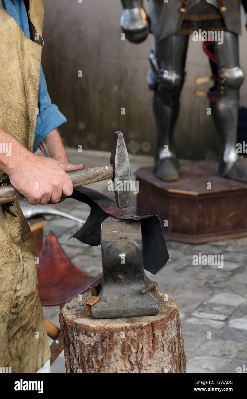 Blacksmith and anvil hi-res stock photography and images - Alamy
