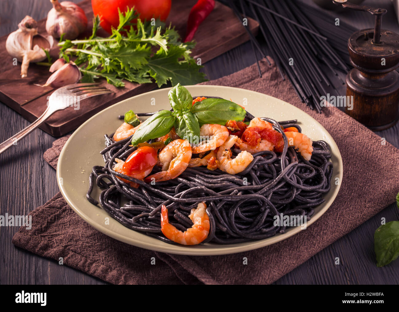Spaghetti pasta shrimps tomato hi-res stock photography and images - Alamy