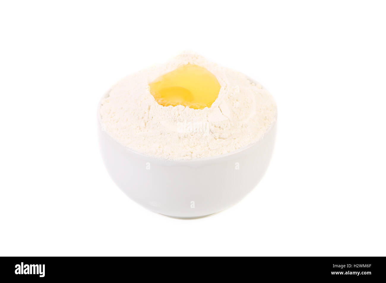 Fresh egg cracked heap flour hi-res stock photography and images - Alamy