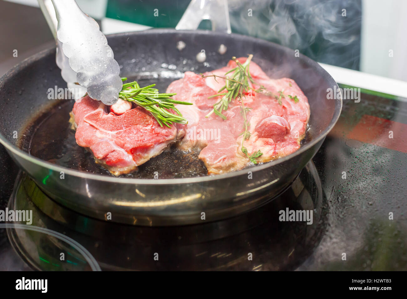 Kitchen cooking dinner hi-res stock photography and images - Alamy