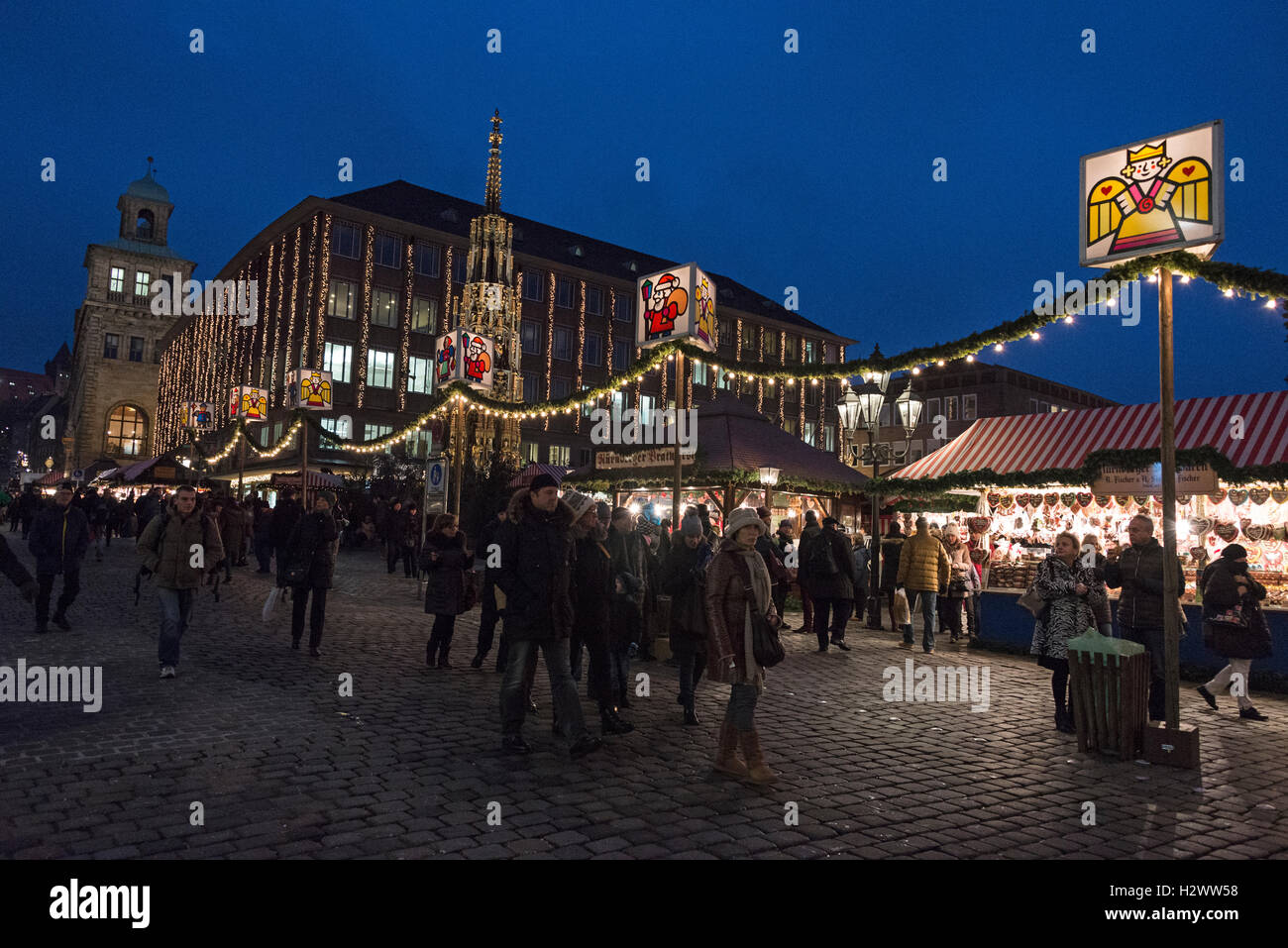 At dusk Christmas shoppers in Hauptmarkt (Market Square) during the ...