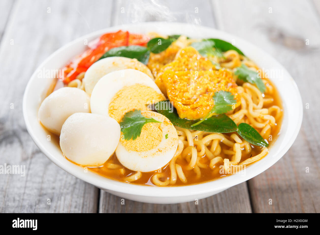 Curry instant noodles Stock Photo - Alamy