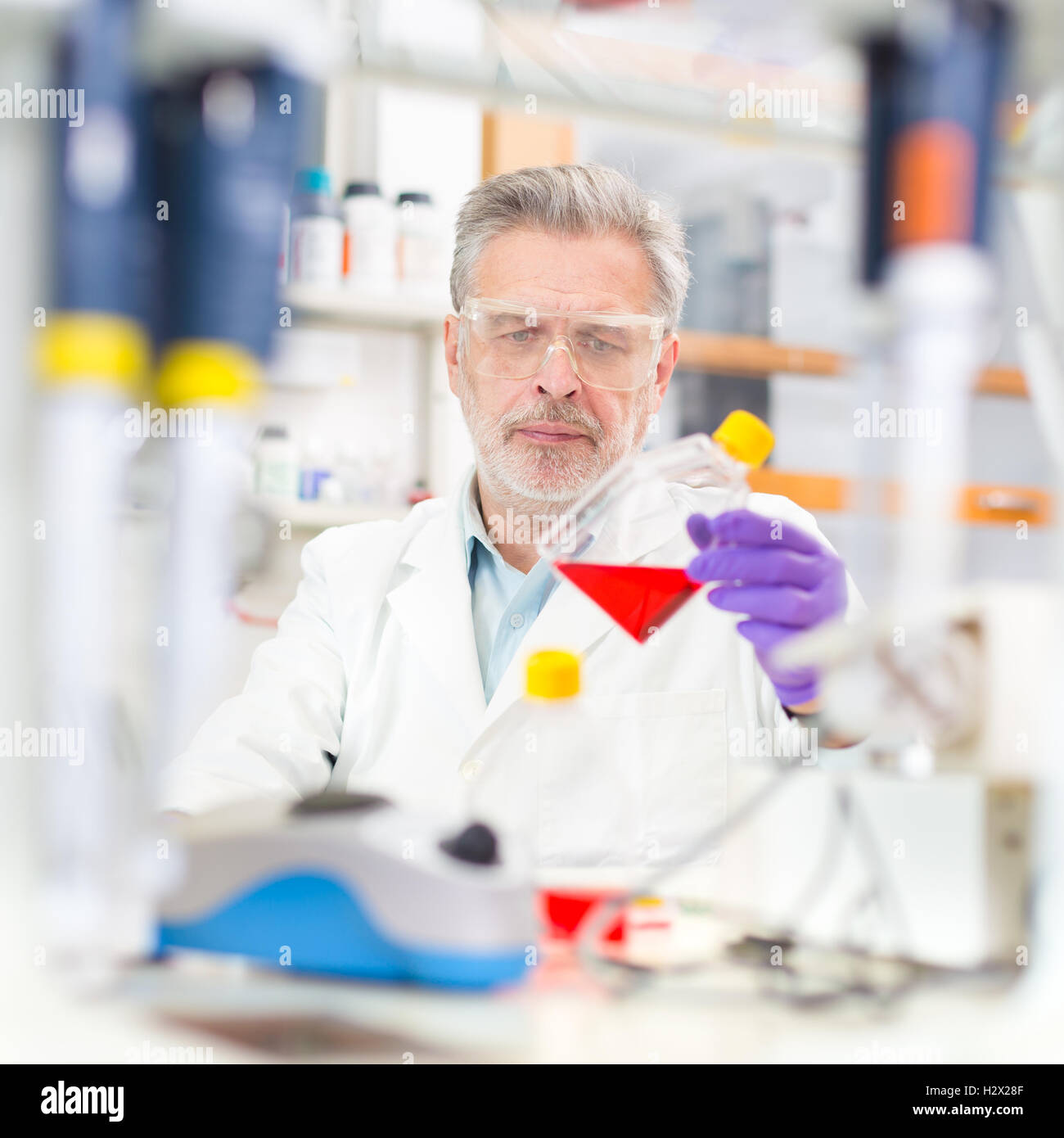 Life scientist researching in the laboratory Stock Photo - Alamy