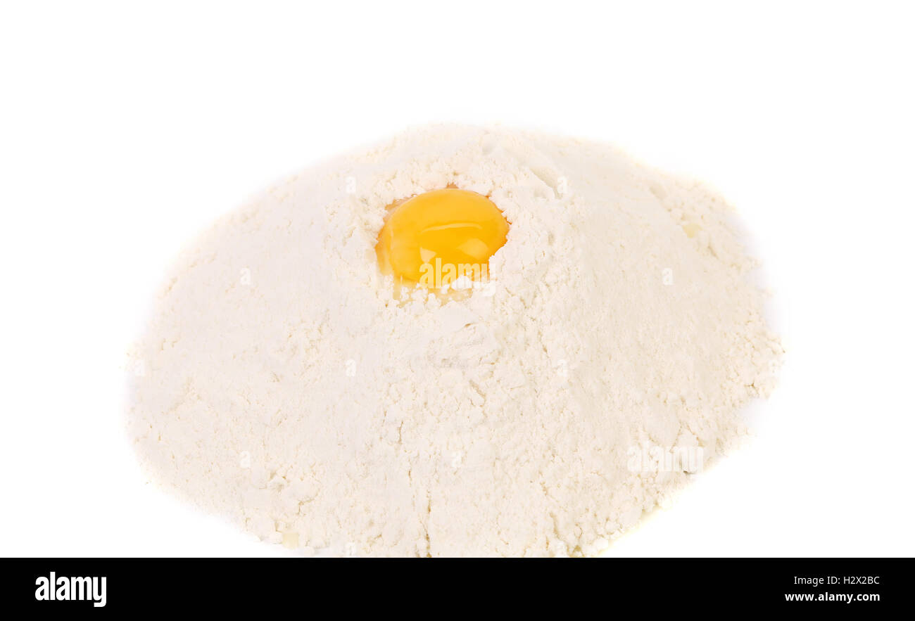 Fresh egg cracked heap flour hi-res stock photography and images - Alamy