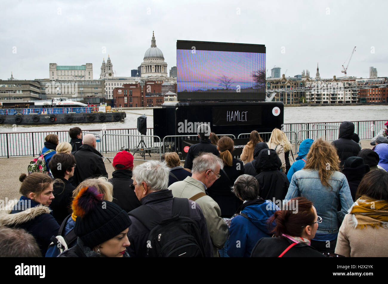 William Shakespeare`s plays in opposite St Paul cathedral / crowd ...