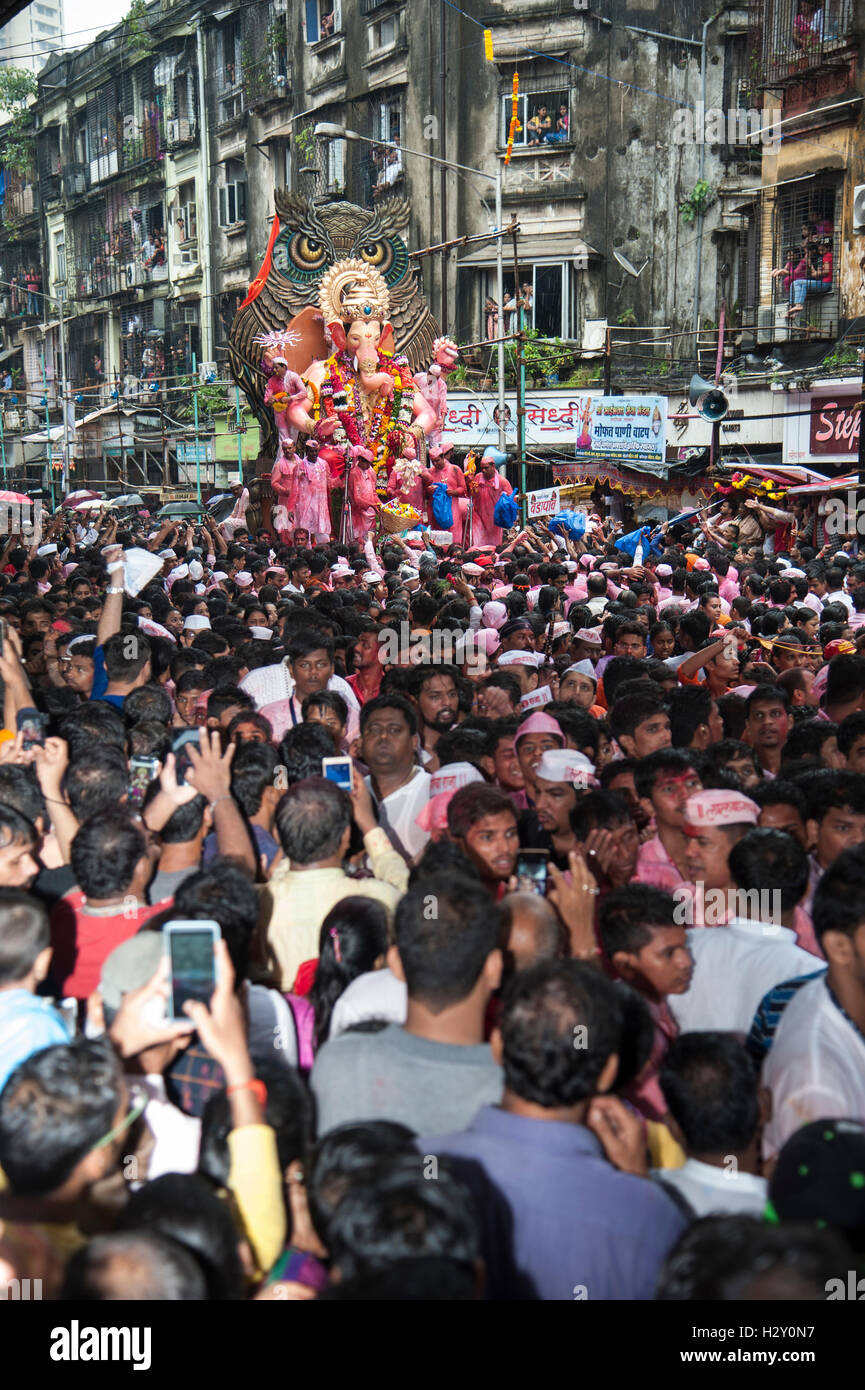 mumbai / india 15 september 2016 huge Crowd at religious procession ...
