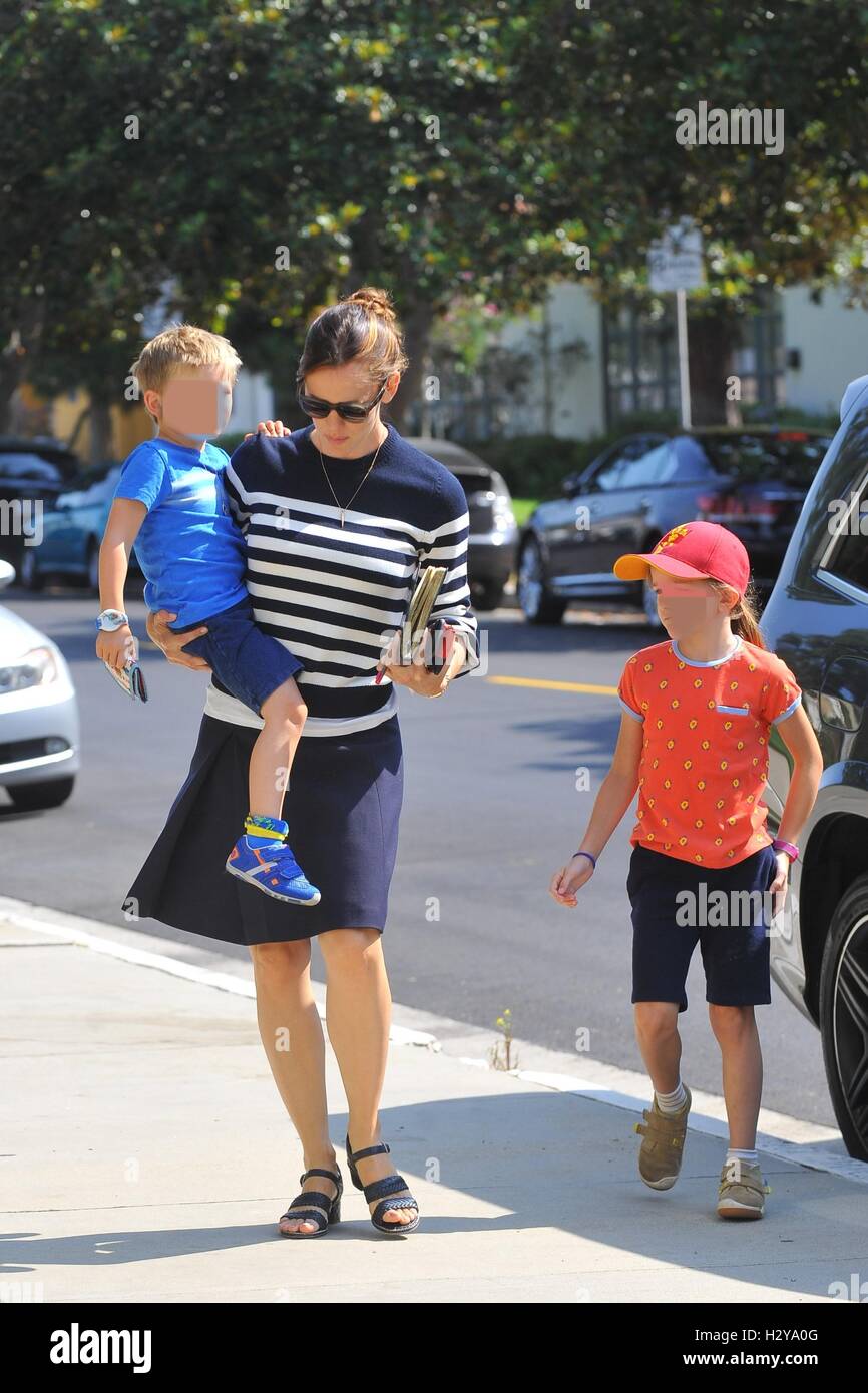 Jennifer Garner takes her children to church Featuring: Jennifer Garner ...