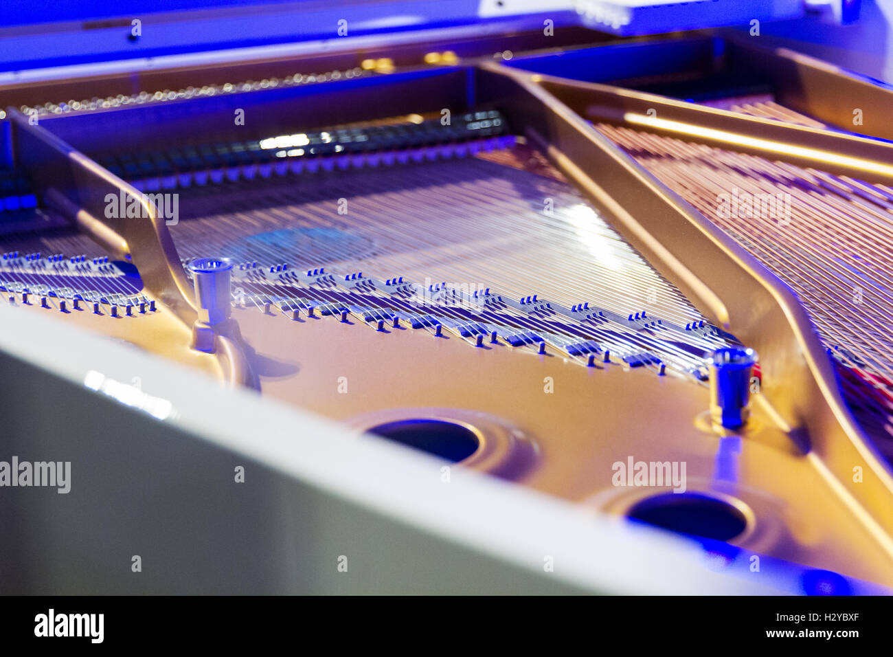 Piano lid hi-res stock photography and images - Alamy