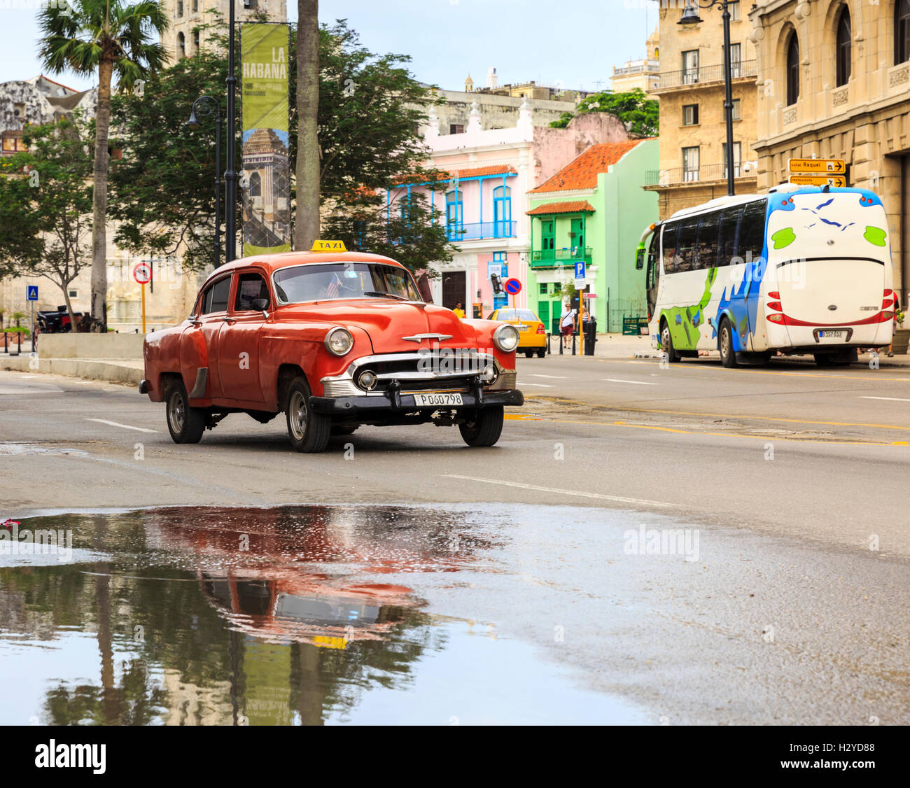 Havana restored taxis hi-res stock photography and images - Alamy
