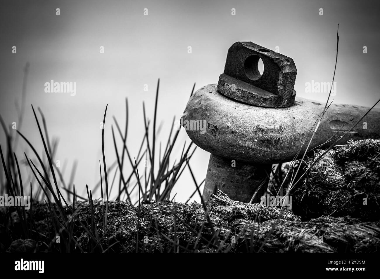 Shackle with mooring line in a port Stock Photo - Alamy