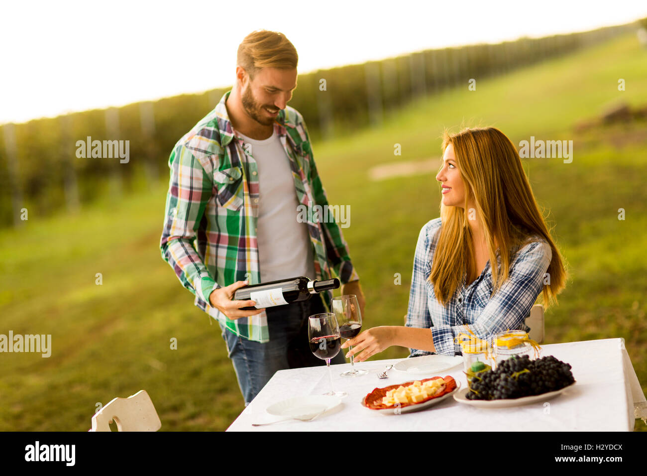 Young couple having dinner at vineyard countryside Stock Photo - Alamy