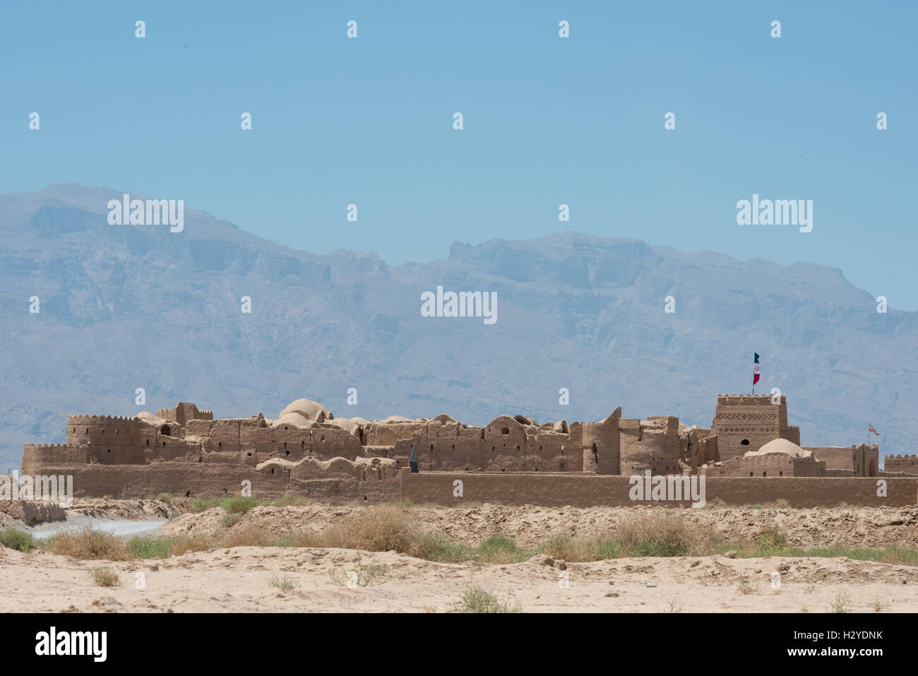 Saryazd Sassanid Fortress, View From The Outside Stock Photo - Alamy