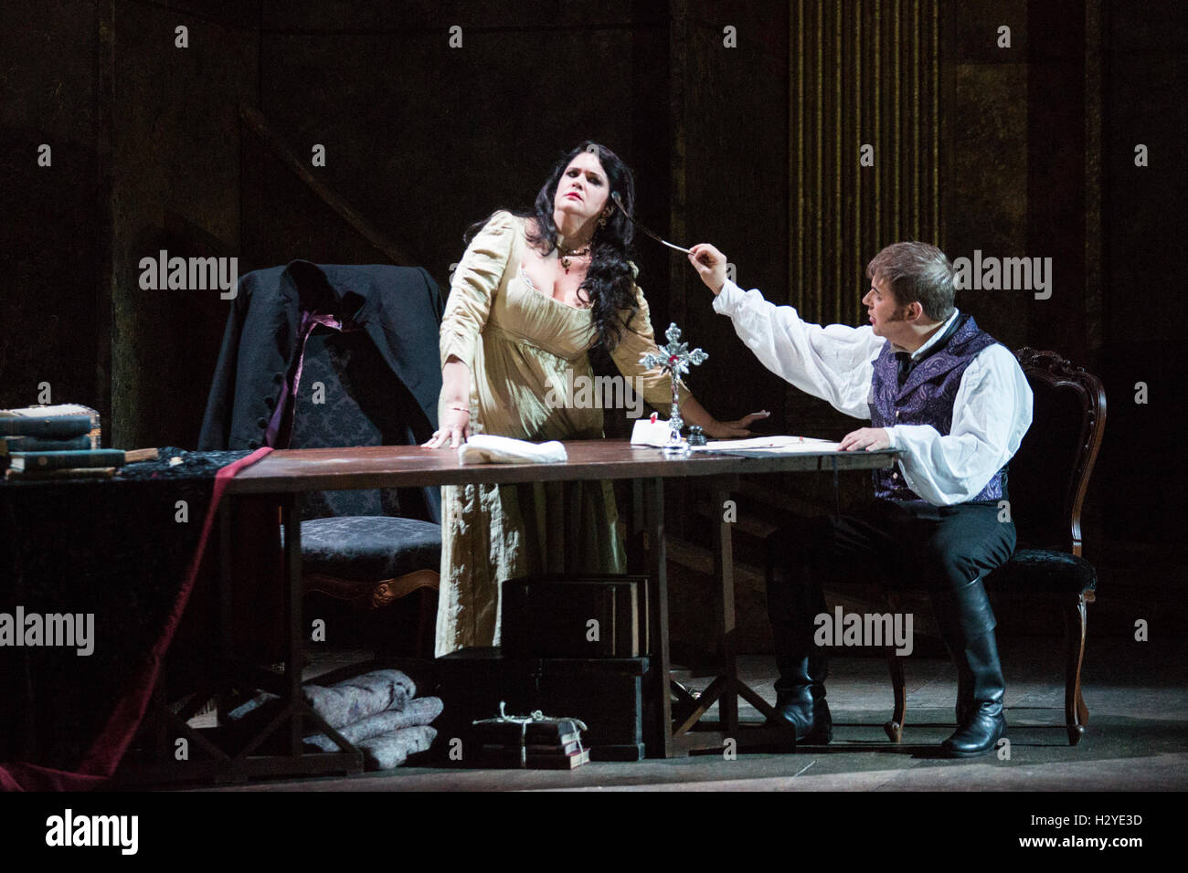 Oper tosca hi-res stock photography and images - Alamy
