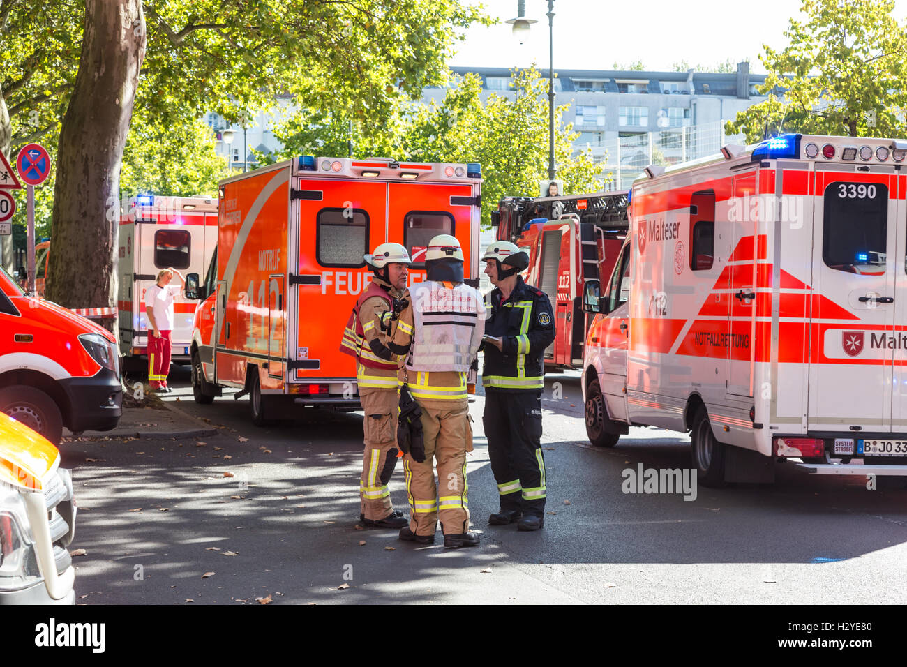 Emergency services and rescue occupation hi-res stock photography and ...