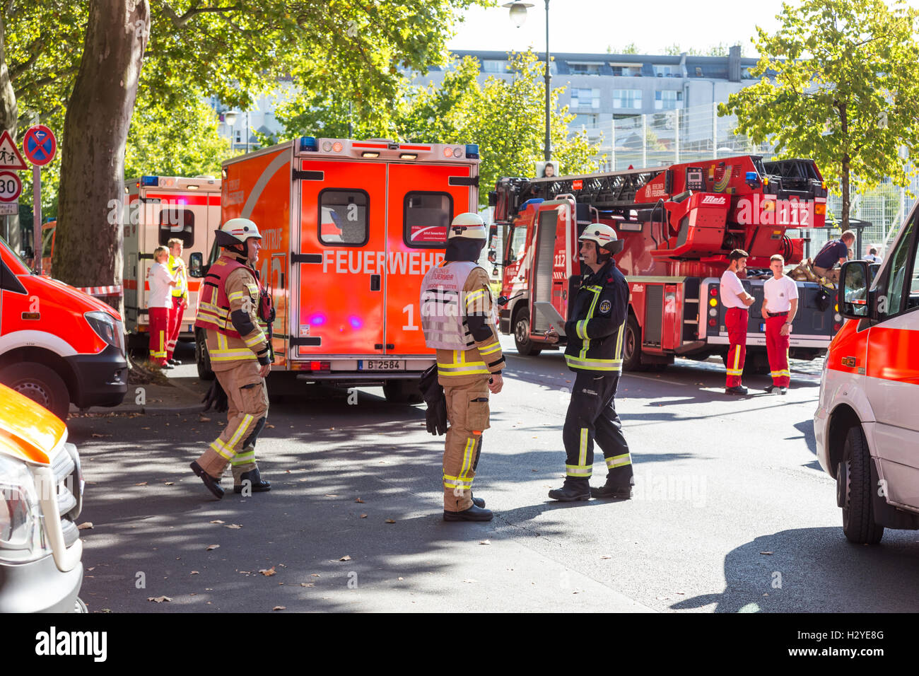Emergency services team hi-res stock photography and images - Alamy