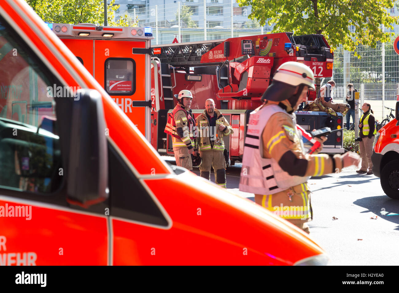 Emergency services team hi-res stock photography and images - Alamy