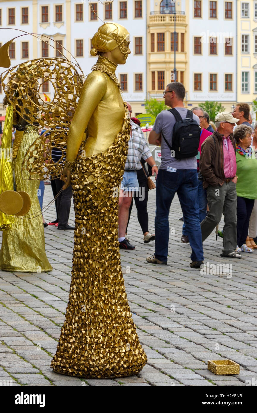 Golden mime statue hi-res stock photography and images - Alamy