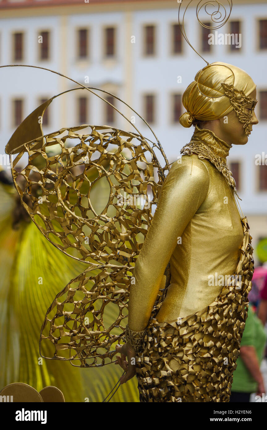 The gold man living statue hi-res stock photography and images - Alamy